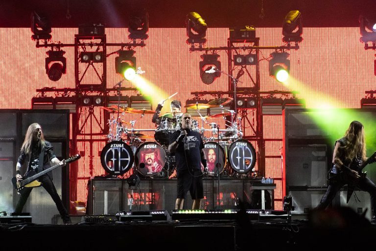 Phil Anselmo Brings A Dimebag Darrell Lookalike On Stage At A Pantera Show