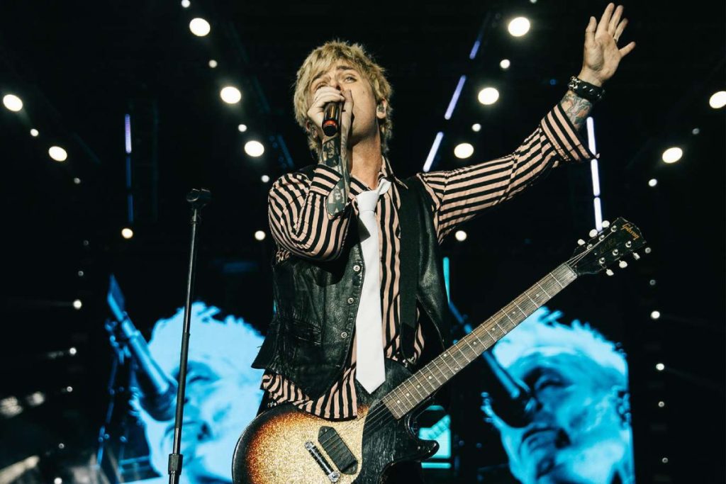 Billie Joe Armstrong Asks Green Day Fans To Put Away Their Phones ...