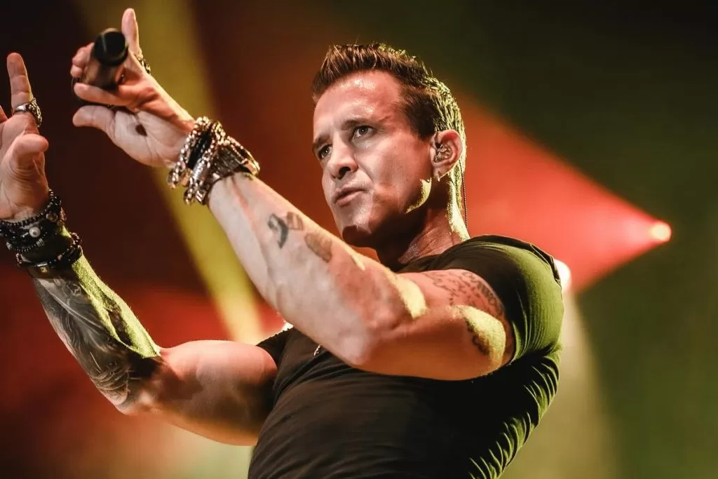 Scott Stapp Explains His Strategy To Stay Sober During Creed Tour