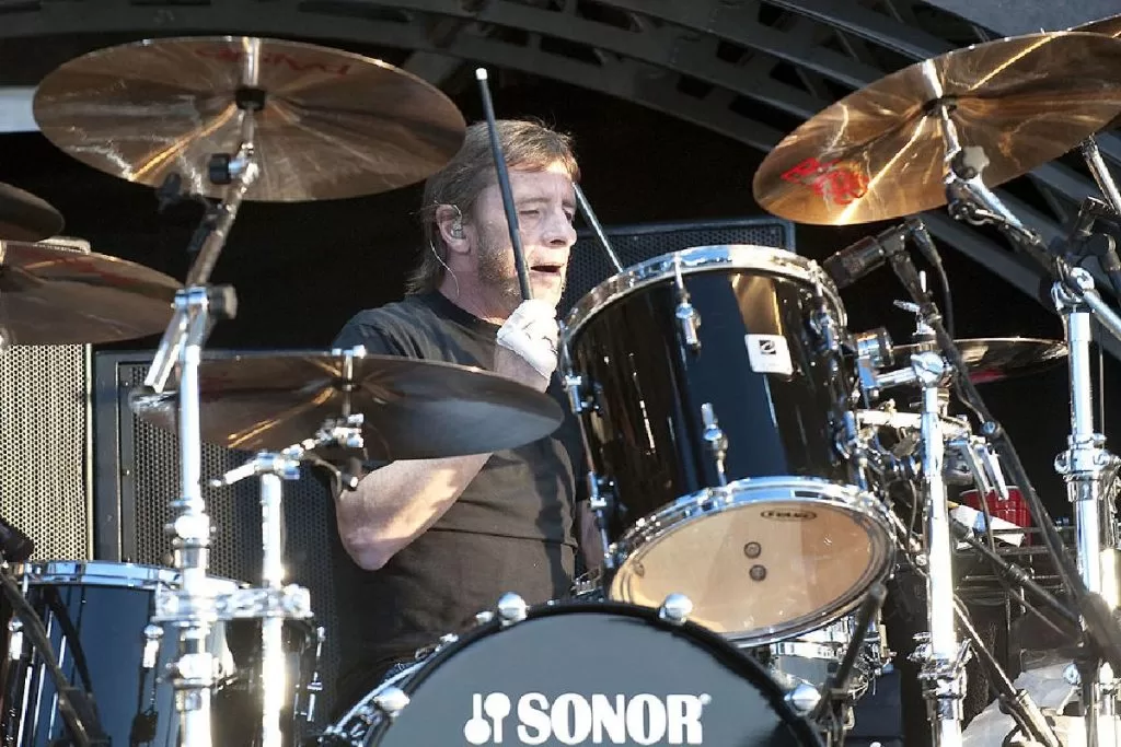Phil Rudd Returns To The Stage, Leaves AC/DC Fans Disappointed