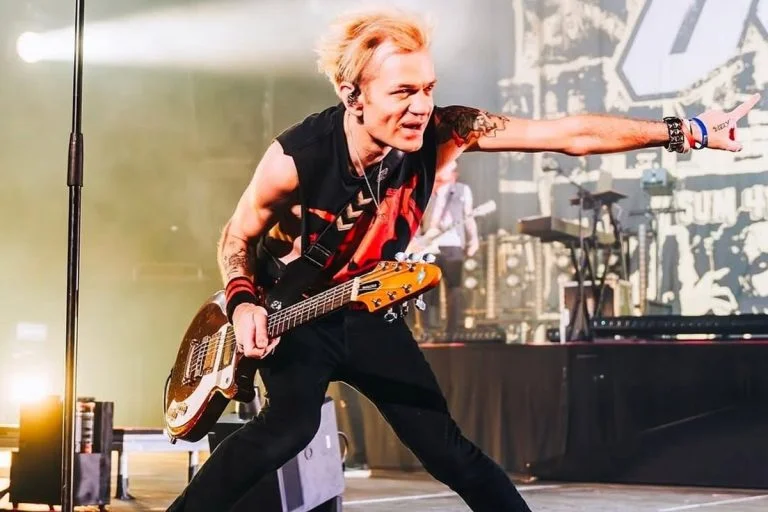 Deryck Whibley Reunites With His Stolen Guitar After 20 Years For Sum ...
