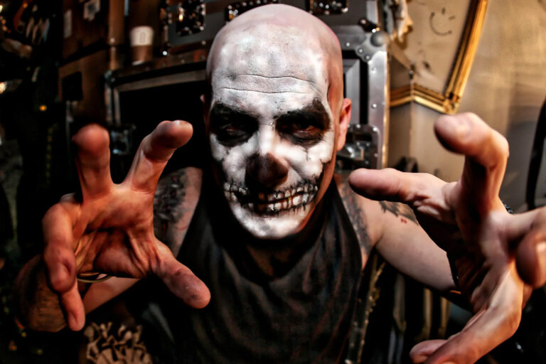 Ex-Misfits Singer Michale Graves Signs New Record Deal, Announces 'God ...