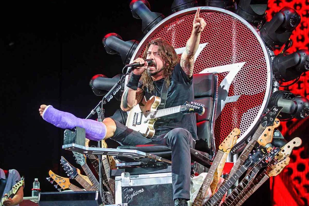 Dave Grohl Returns to the Stage He Broke His Leg 11 Years Ago, 'It Was ...